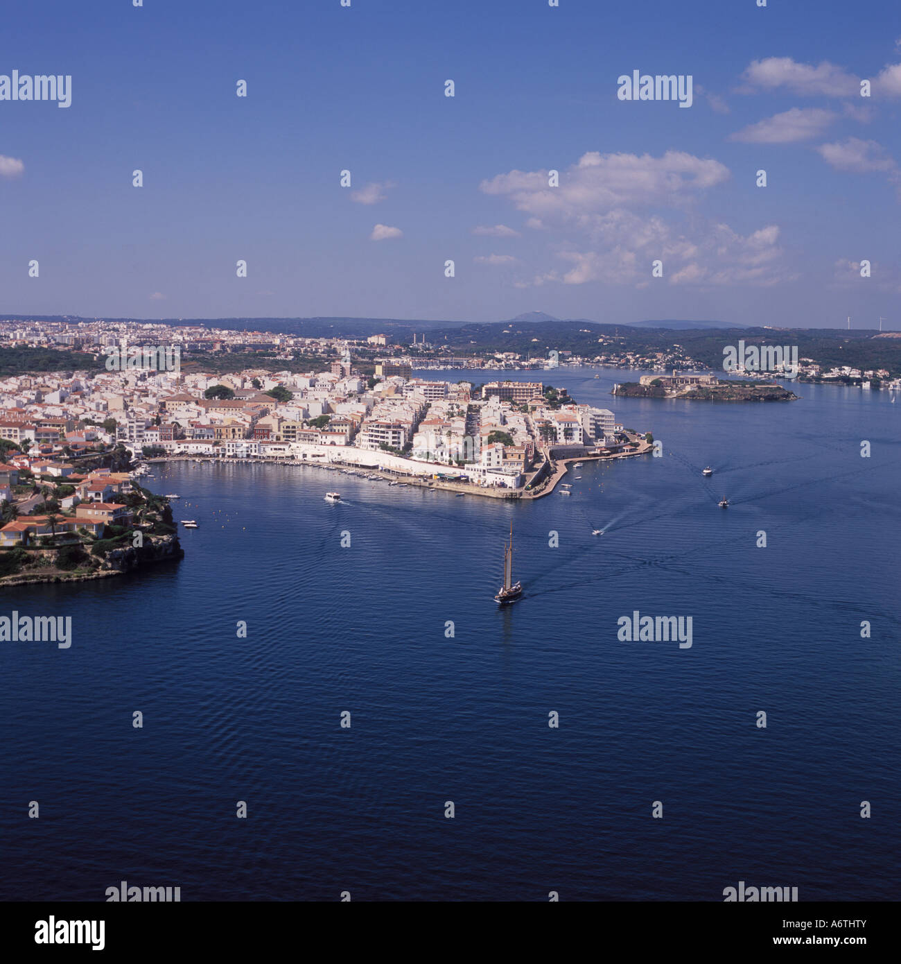 L'image aérienne - à l'Ouest sur Cala Fonts vers le port et la ville de ...