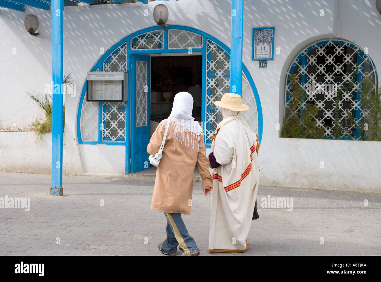 Deux femmes Djerban en vêtements traditionnels en place de marché à ...