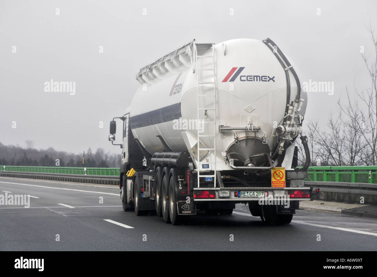 Camion citerne sur route Banque de photographies et d’images à haute ...
