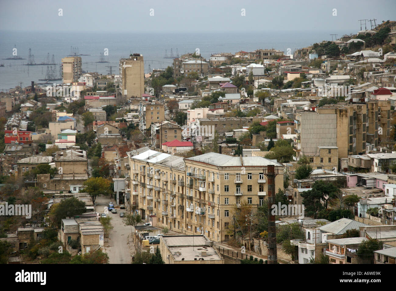 Bakou, Azerbaïdjan, avec la mer Caspienne et en mer des derricks de ...