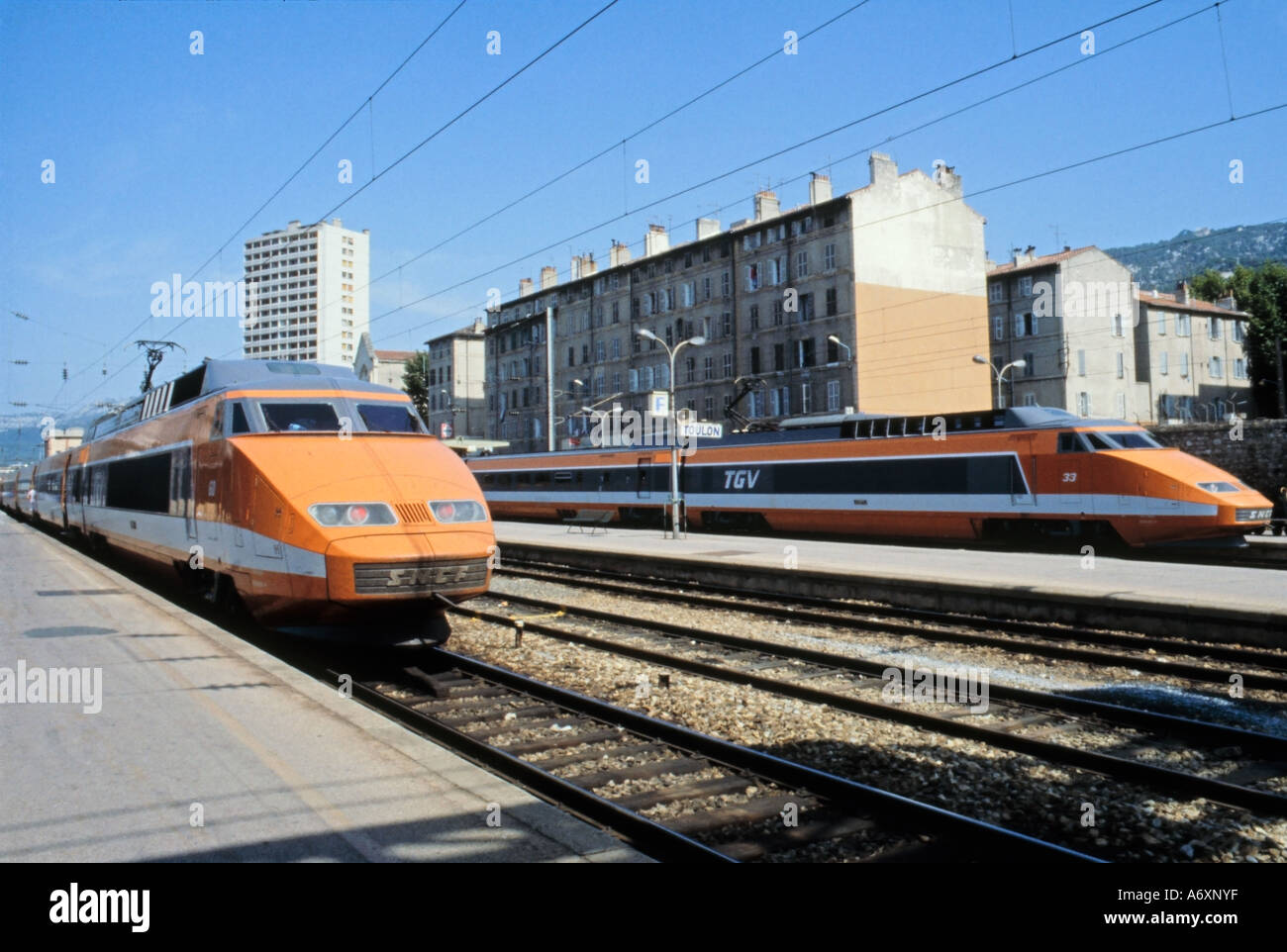 Les trains à grande vitesse français TGV dans l'orange, gris et blanc ...