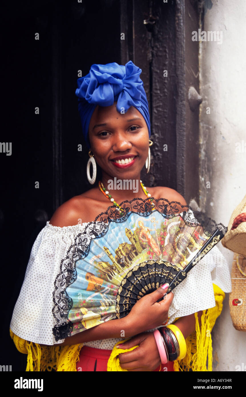 Jeune femme en robe cubaine typique tenue un ventilateur Habana Vieja ...
