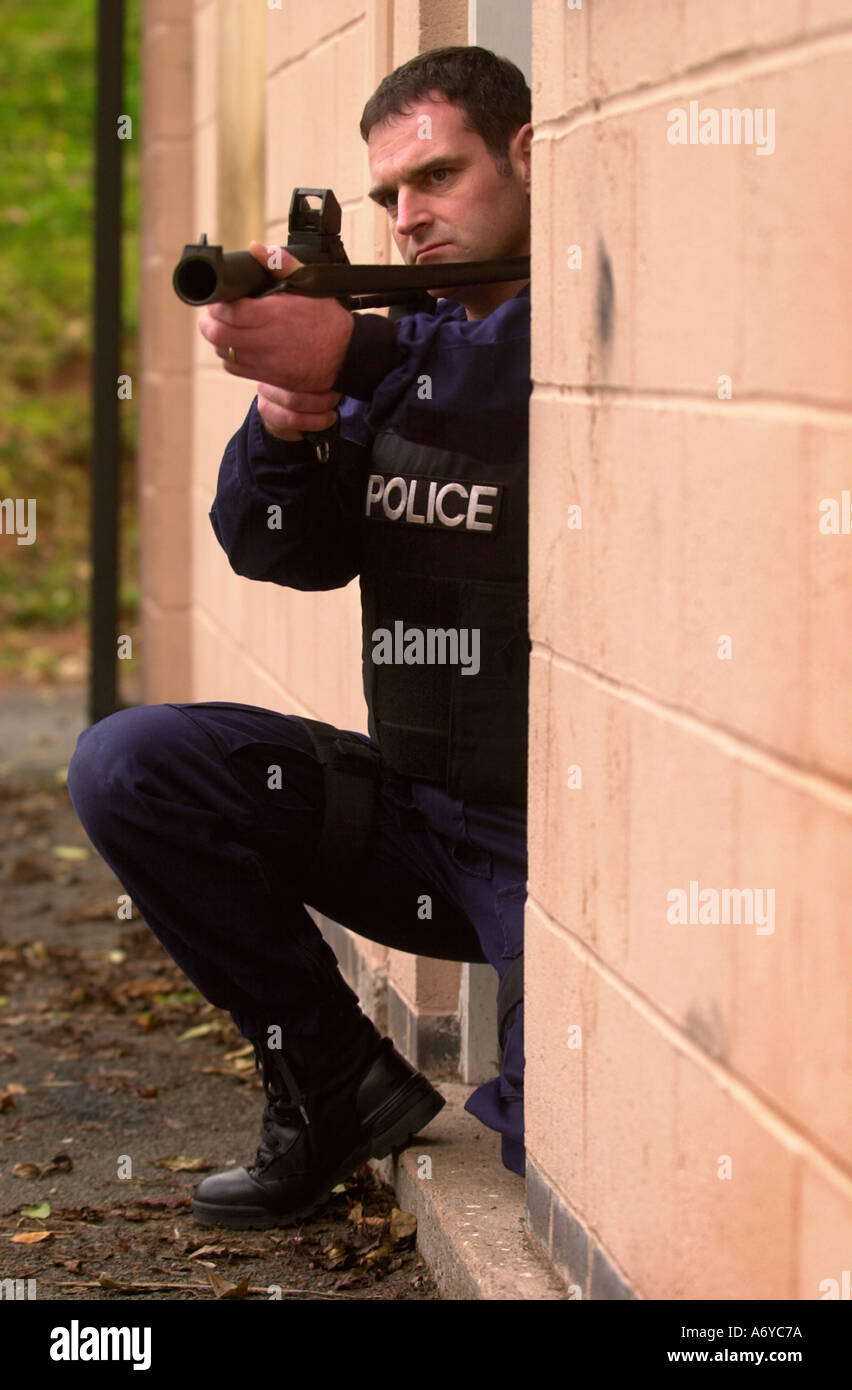Policier avec une matraque Banque de photographies et d’images à haute ...
