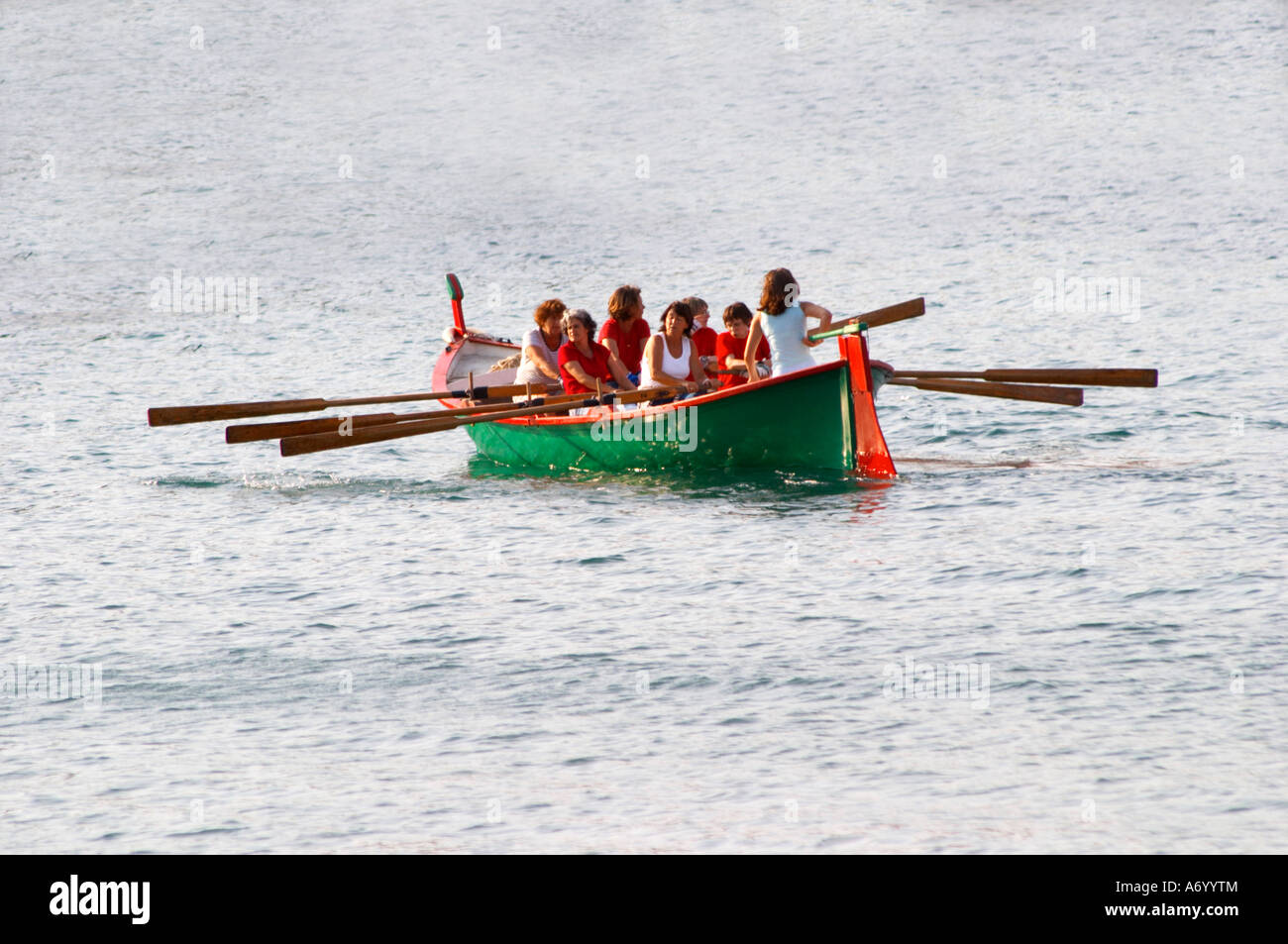 Un groupe de femmes pratiquant l'aviron dans un bateau à rames ...