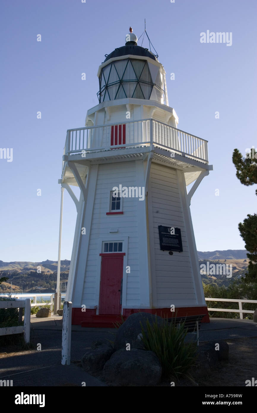Le rouge et le blanc Akaroa Head Lighthouse bois donnant sur la ...