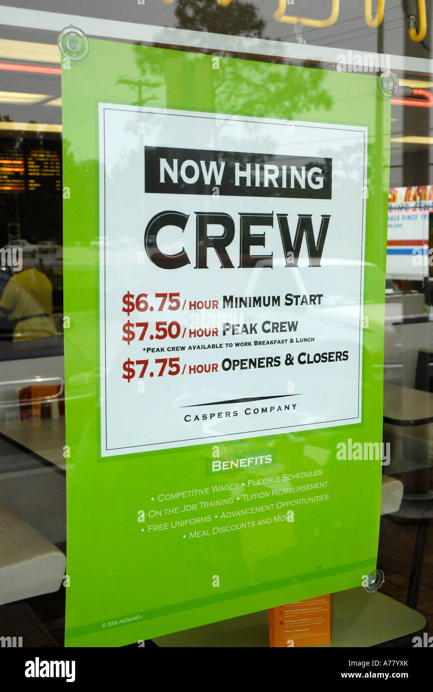 Help Wanted poster affiché dans la fenêtre d'un fast food restaurant ...