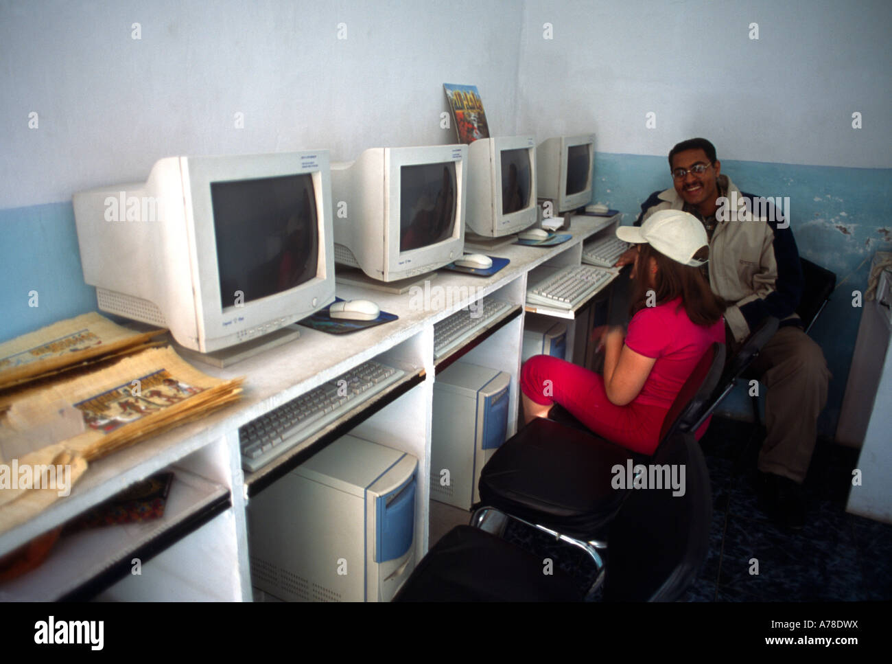 Internet cafe africa girl Banque de photographies et d’images à haute ...