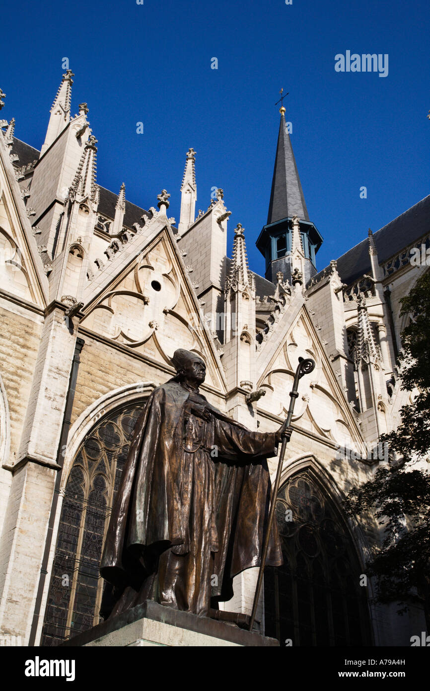 Statue du cardinal Mercier à la Cathédrale Saints Michel et Gudule ...