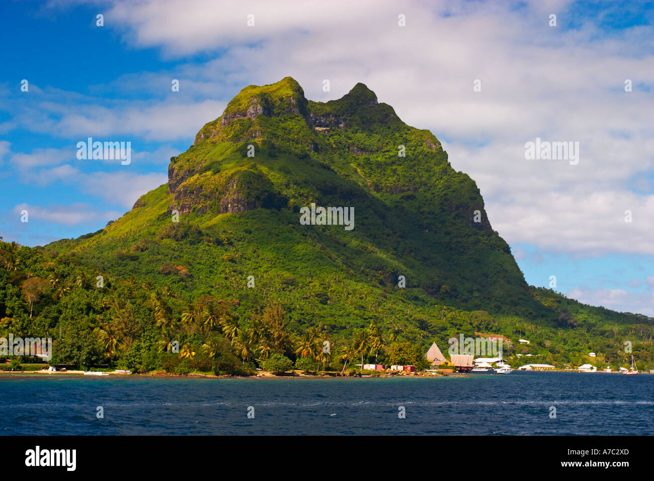 Navigation vers le village de Vaitape sur l'île de Bora Bora Bora Bora ...