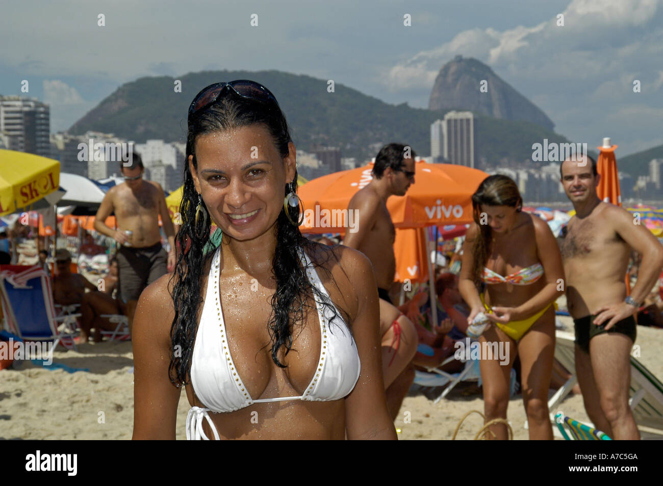 Fille Bikini Sur La Plage De Copacabana Rio De Janeiro Banque Dimages Photo Stock 6738889
