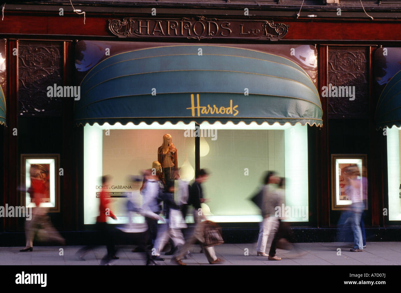 Harrods windows Banque de photographies et d’images à haute résolution ...
