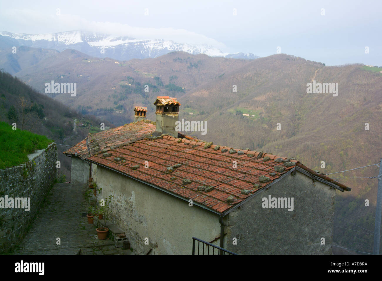 Tuiles en terre cuite en toscane Banque de photographies et d’images à ...