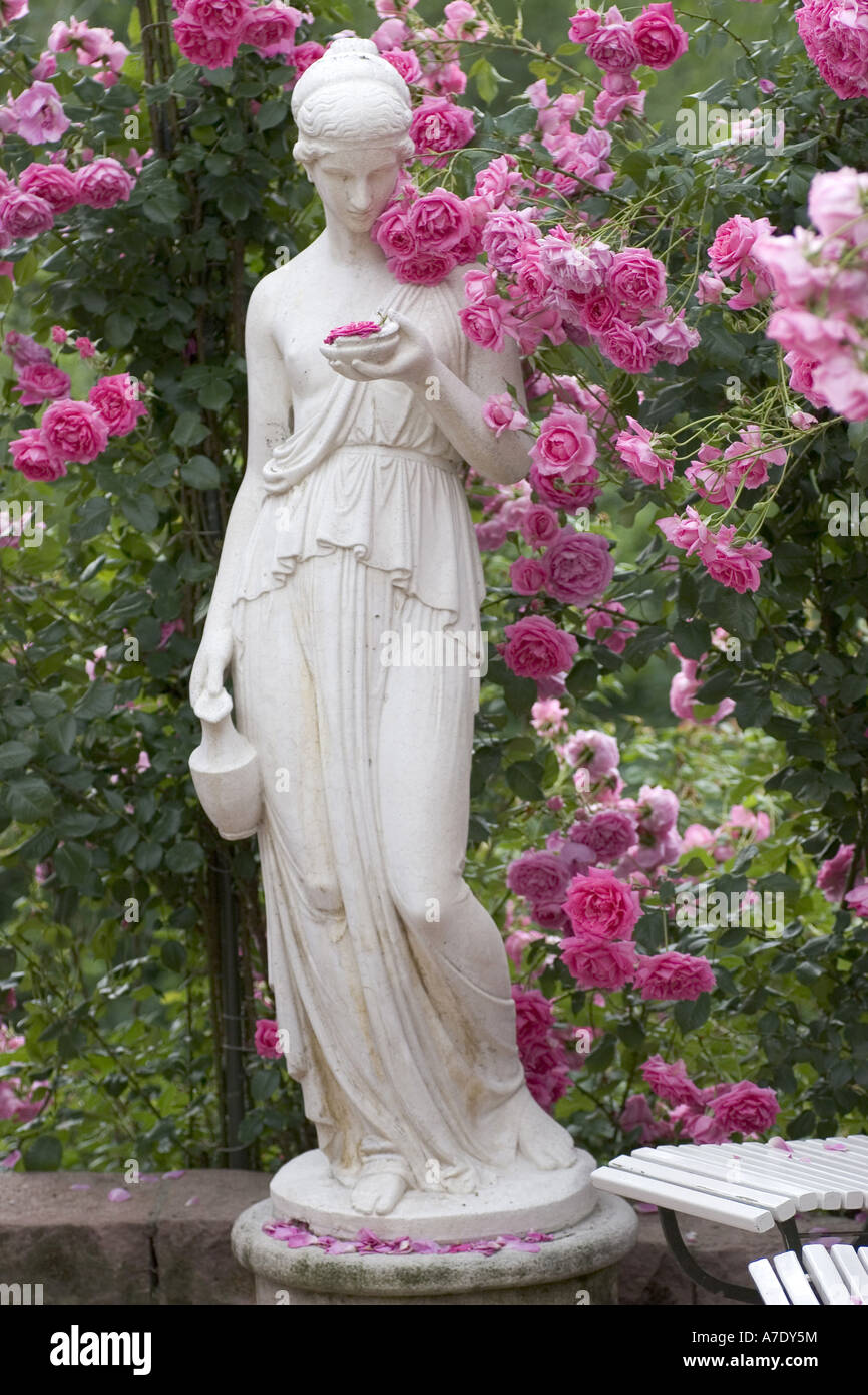 Statue de hebe dans la roseraie n Banque de photographies et d’images à ...