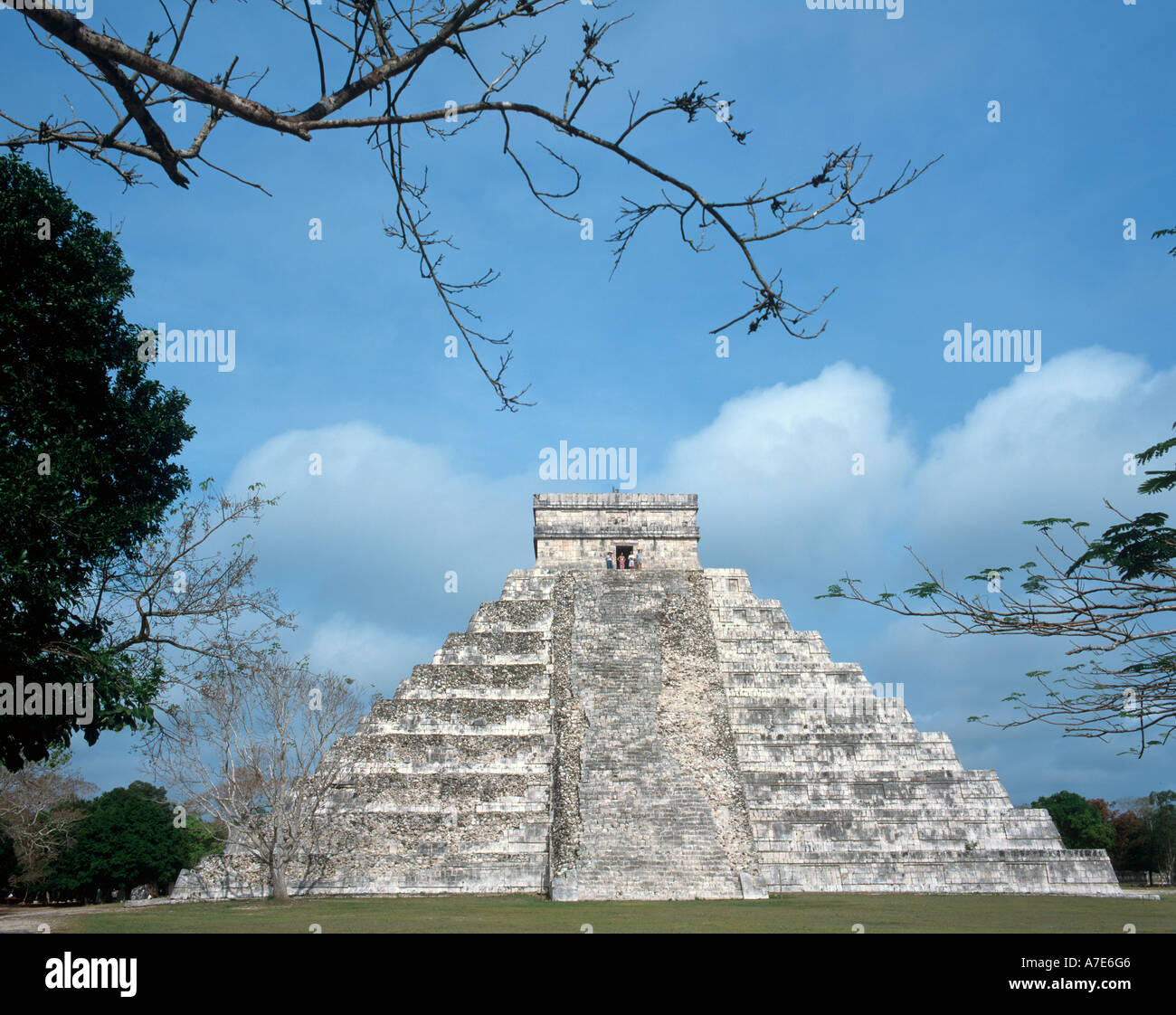 El Castillo, une pyramide de Kukulcan, les ruines mayas de Chichen Itza, péninsule du Yucatan ...