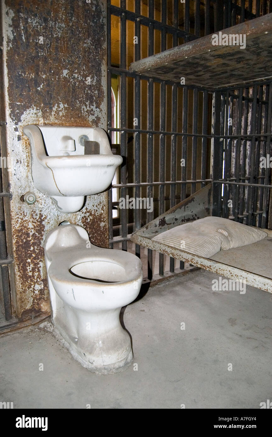 Cramped prison cell Banque de photographies et d’images à haute ...