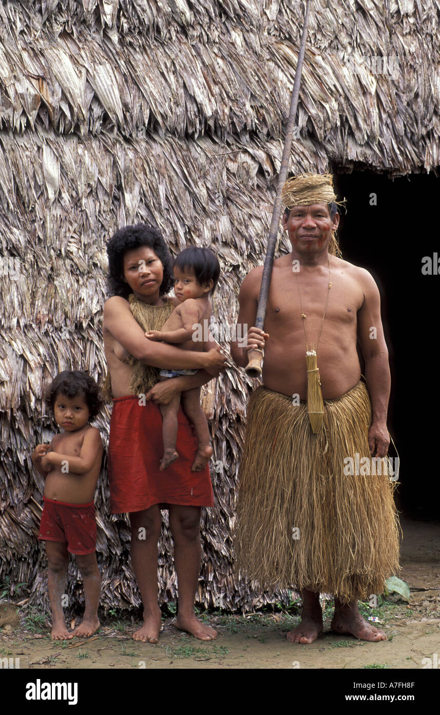 Pérou, Région de la rivière Napo, Yagua famille tribu indienne dans la ...