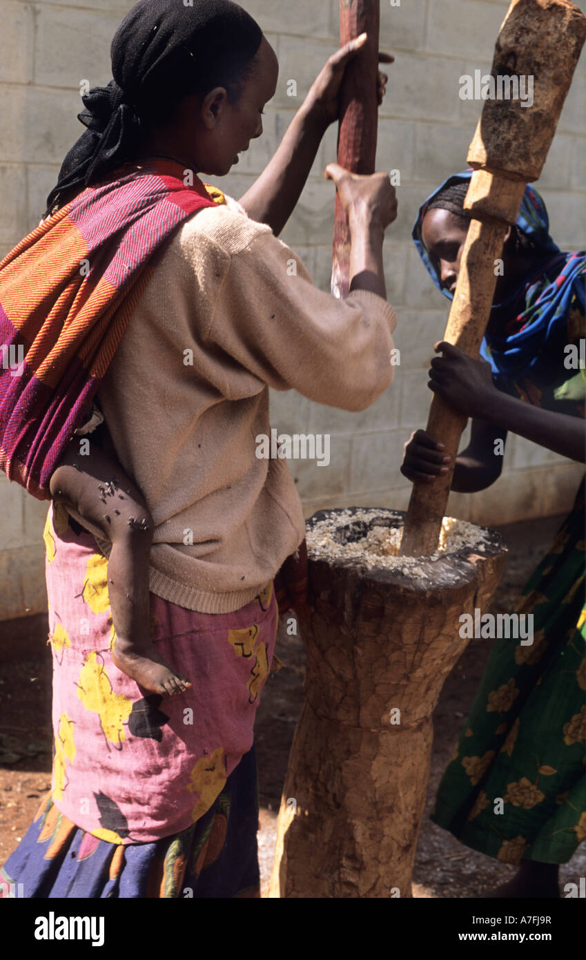 Women pounding millet Banque de photographies et d’images à haute ...