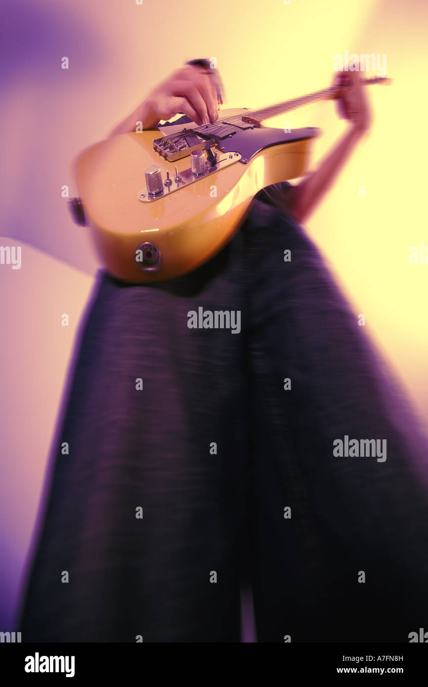 14 ans teenage boy playing punk rock sur une blonde vintage Fender ...