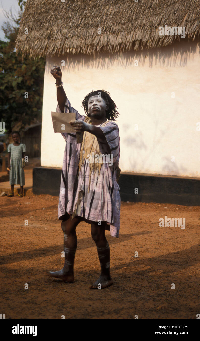 Prêtre fétichiste dans Aduko traditionnelles de culte ou Obosomfie ...