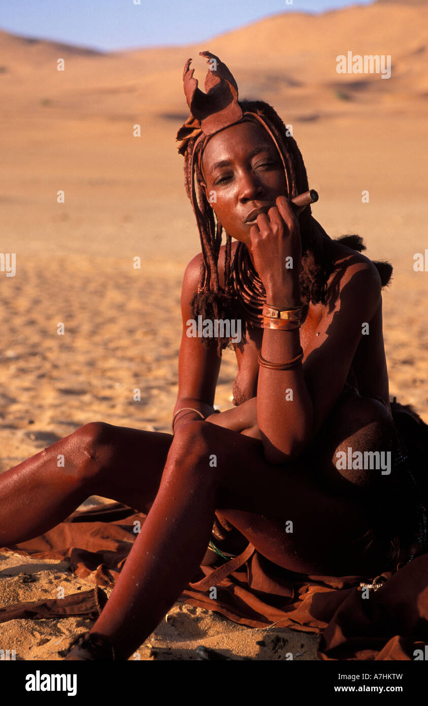 Femme Himba Fumant Sa Pipe Banque De Photographies Et Dimages à Haute