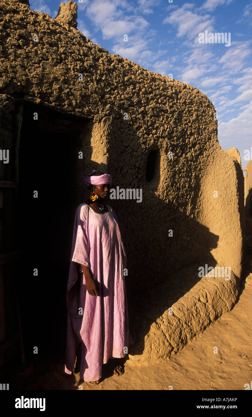 Femme Peul Peul ou dans l'entrée de sa maison de terre traditionnelle ...