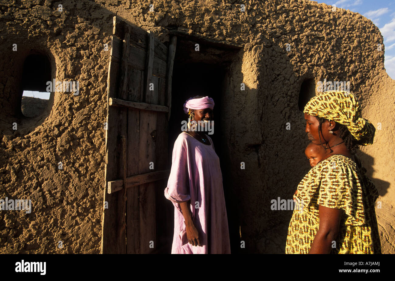 Les femmes Peul Peul ou dans l'entrée d'une traditionnelle maison de ...