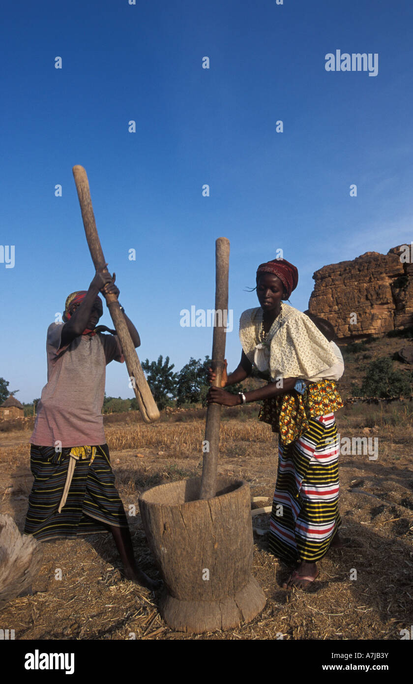 Femme dogon pilant le mil Banque de photographies et d’images à haute ...
