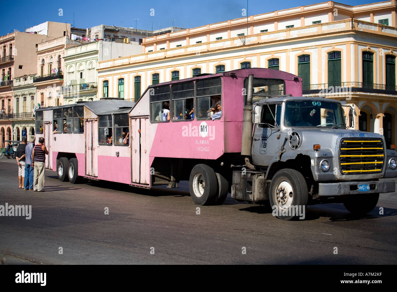 Camel bus cuba Banque de photographies et d’images à haute résolution ...