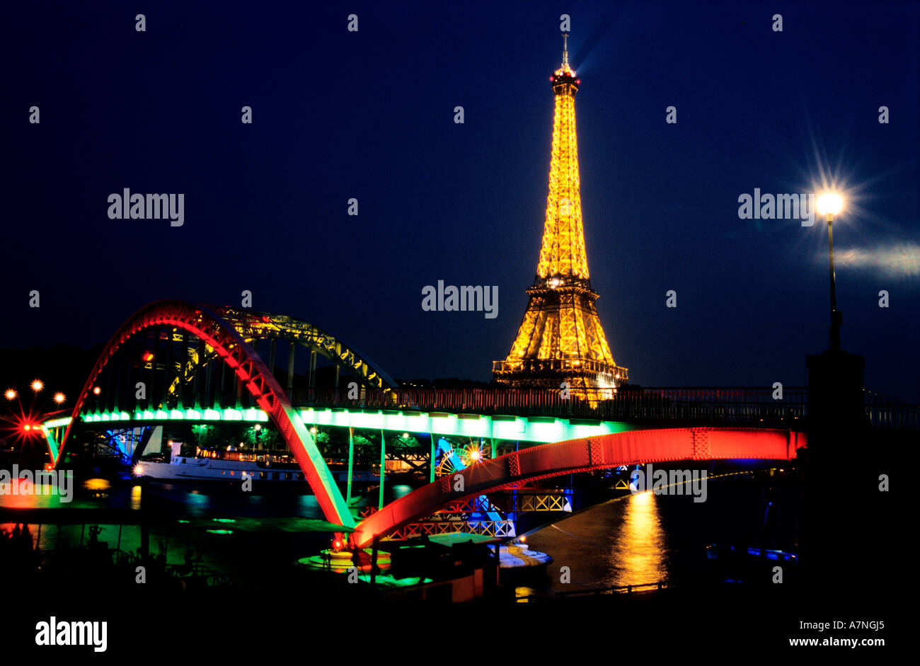 France, Paris, pont Debilly, Seine et de la Tour Eiffel avec ses éclairs de nuit par Pierre ...