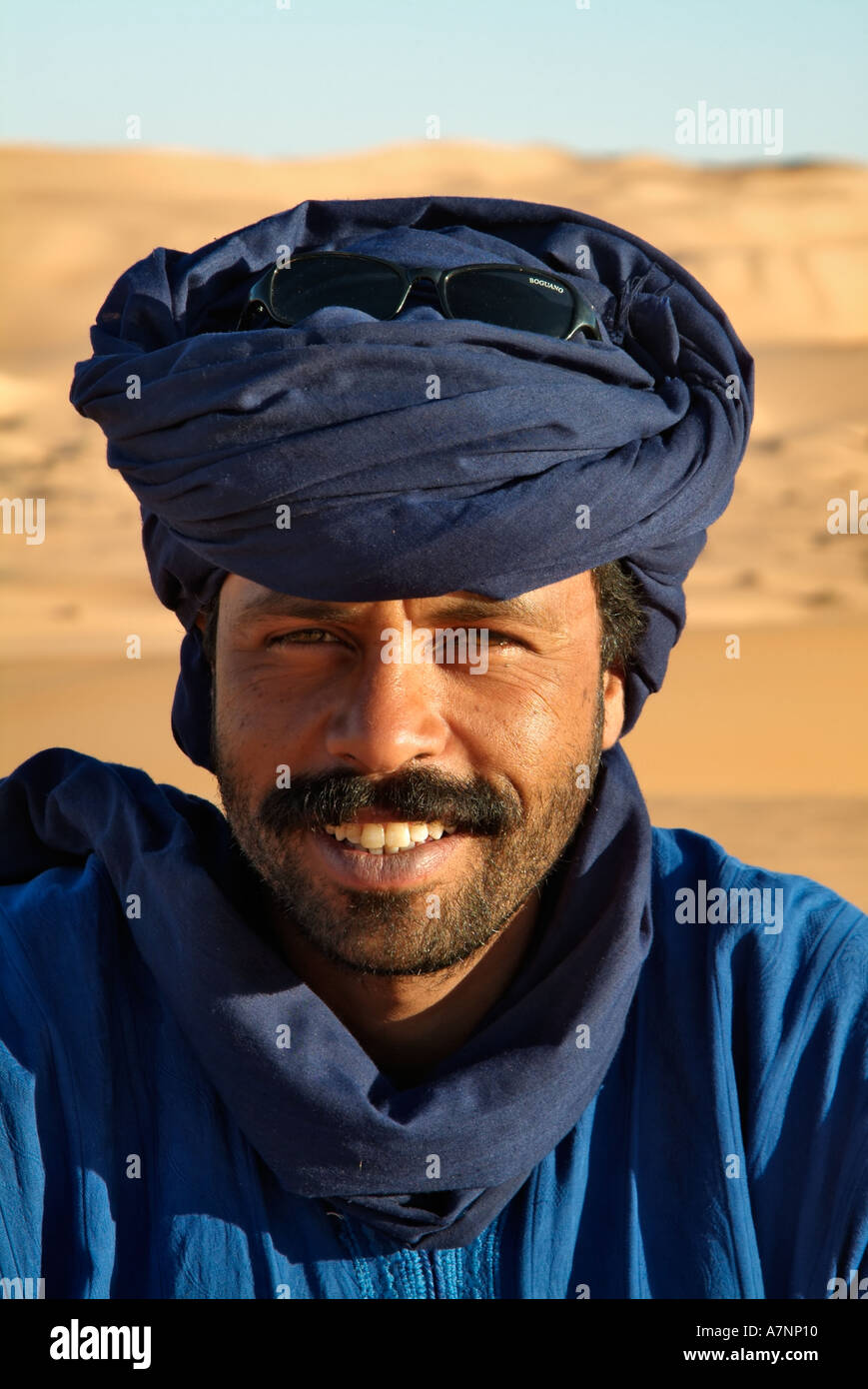 Smiling Tuareg Man Banque d'image et photos - Alamy