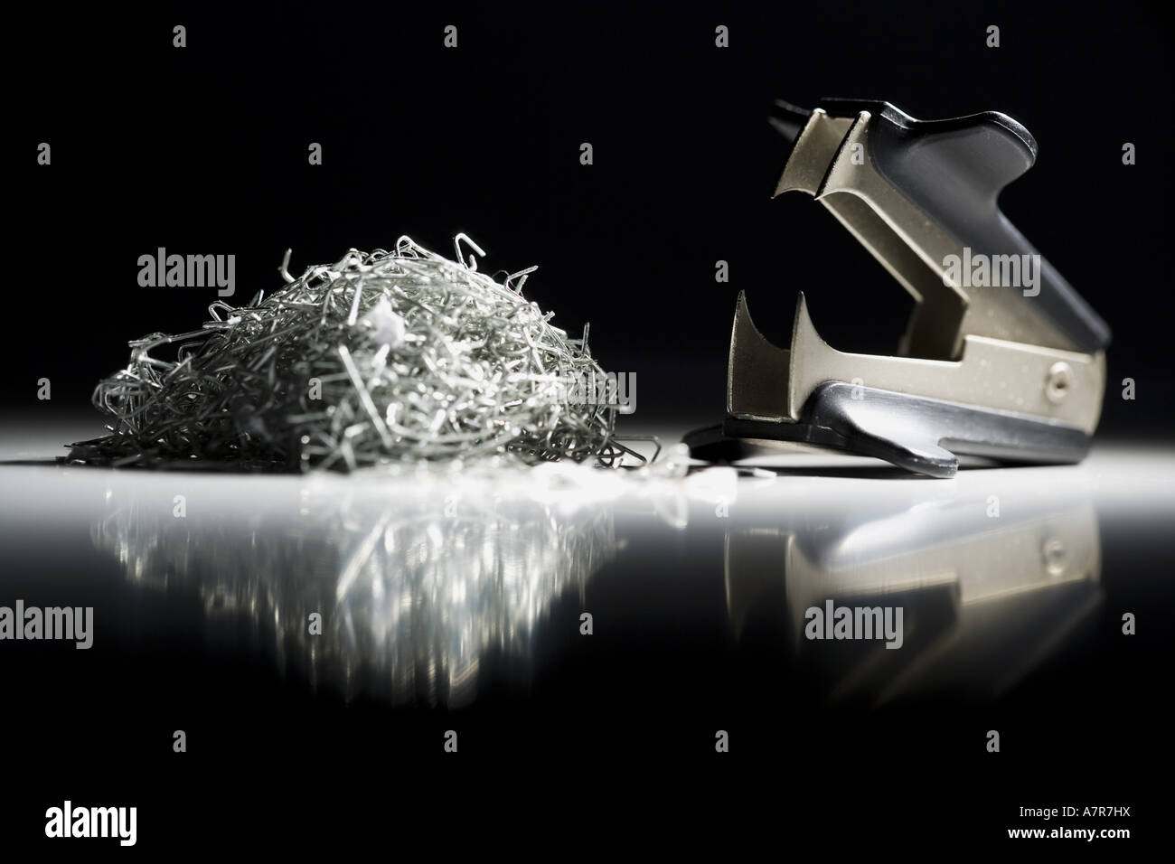 Pile of staples Banque de photographies et d’images à haute résolution ...