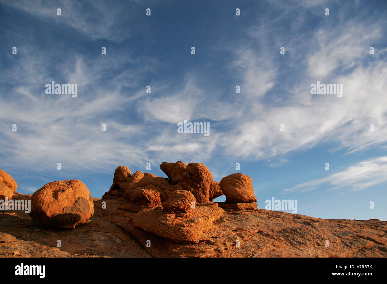 Scène de désert rocheux avec des rochers sculptés Augrabies National ...