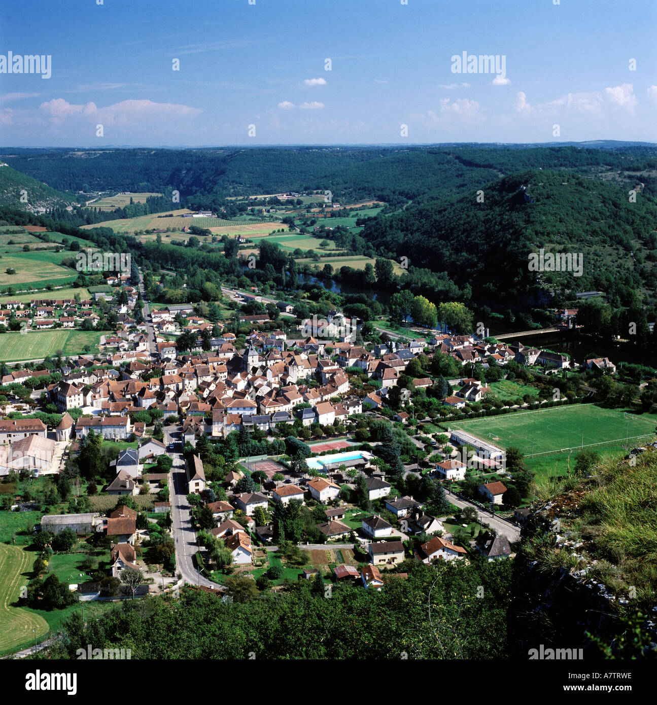 Cajarc village Banque de photographies et d’images à haute résolution ...