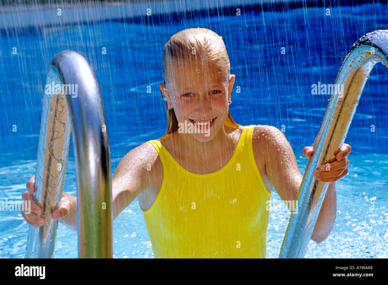 Fille A Douze Ans Dans La Piscine Banque De Photographies Et Dimages à