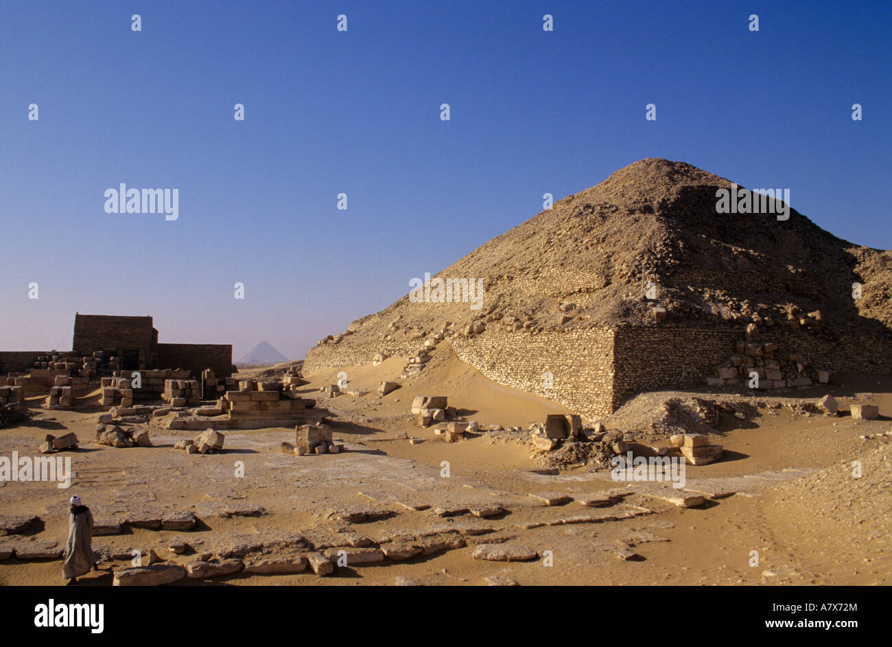 Égypte, Ancien Empire, Ve dynastie Pyramide et temple funéraire du ...
