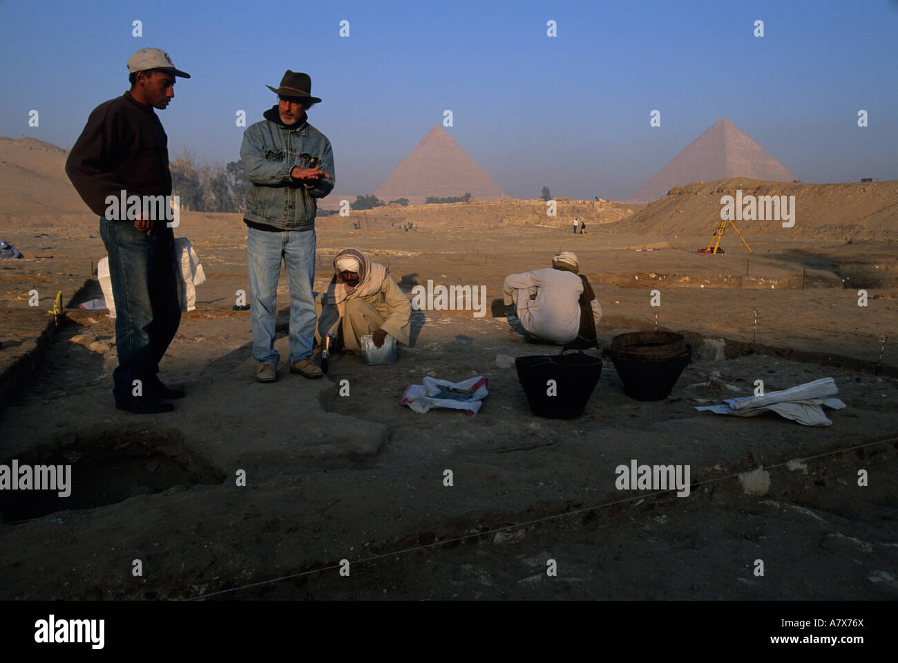 L'Afrique, l'Egypte, le plateau de Gizeh. Le Dr Mark Lehner à royal ...