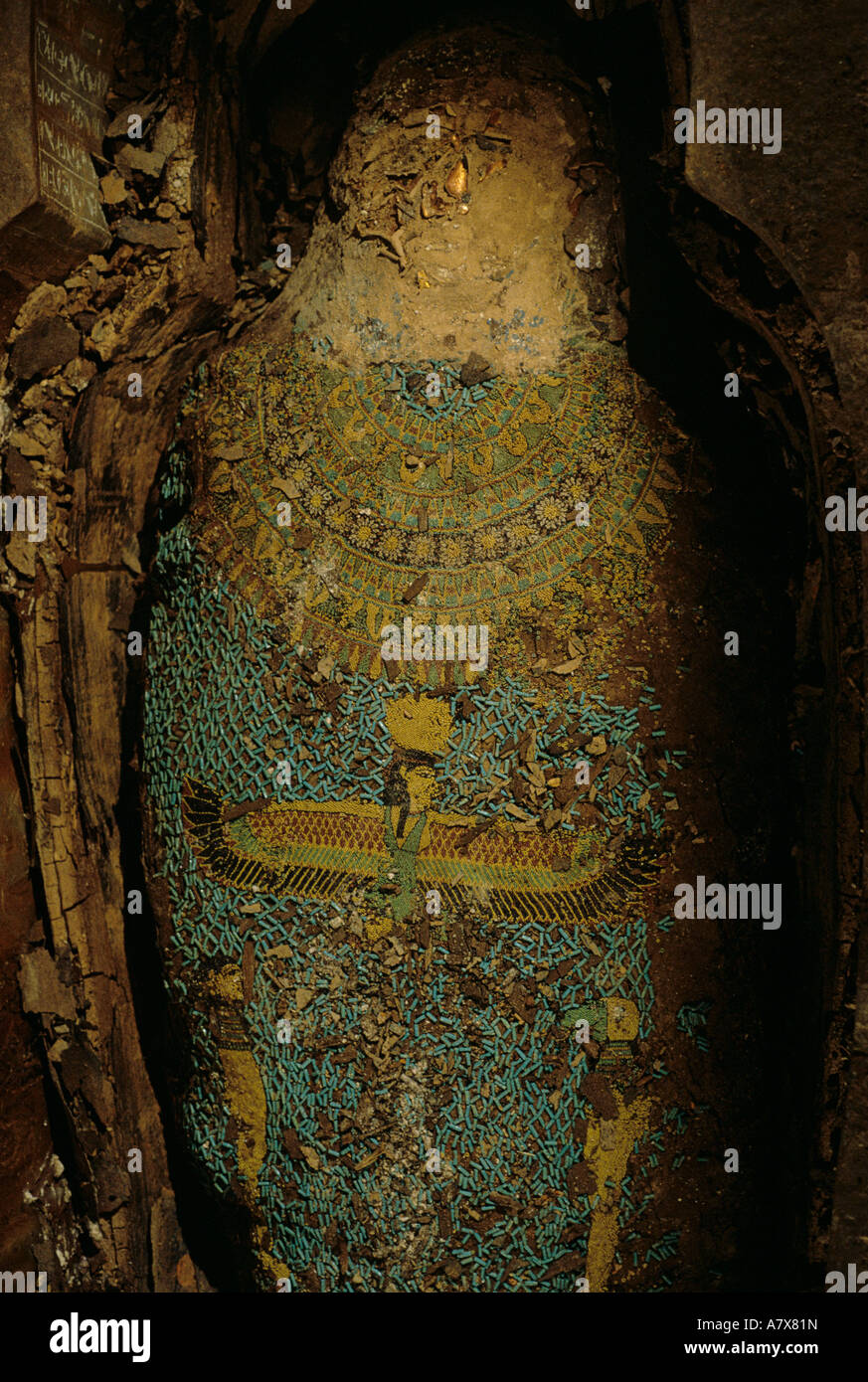 L'Egypte, tombeau de Iufaa, vestiges d'un linceul, 26e dynastie, très ...