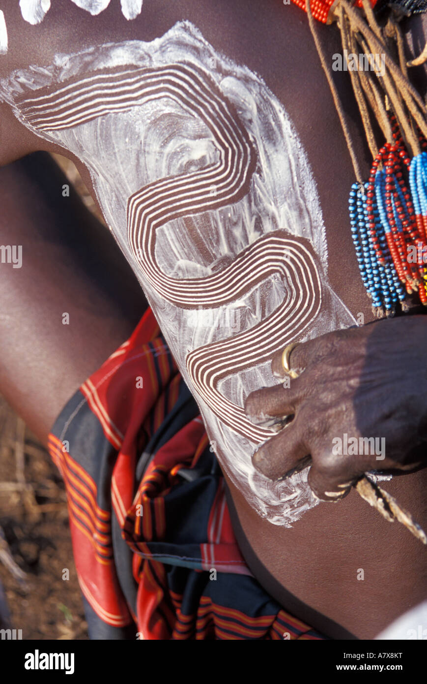 Tribu omo hommes peintures corporelles Banque de photographies et d ...