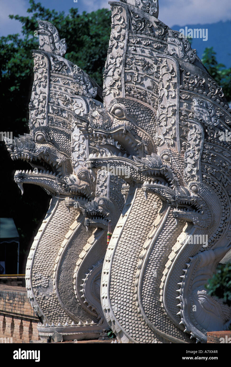 La Thaïlande, Chiang Mai, détail de Naga (serpent) sculptures entourant ...