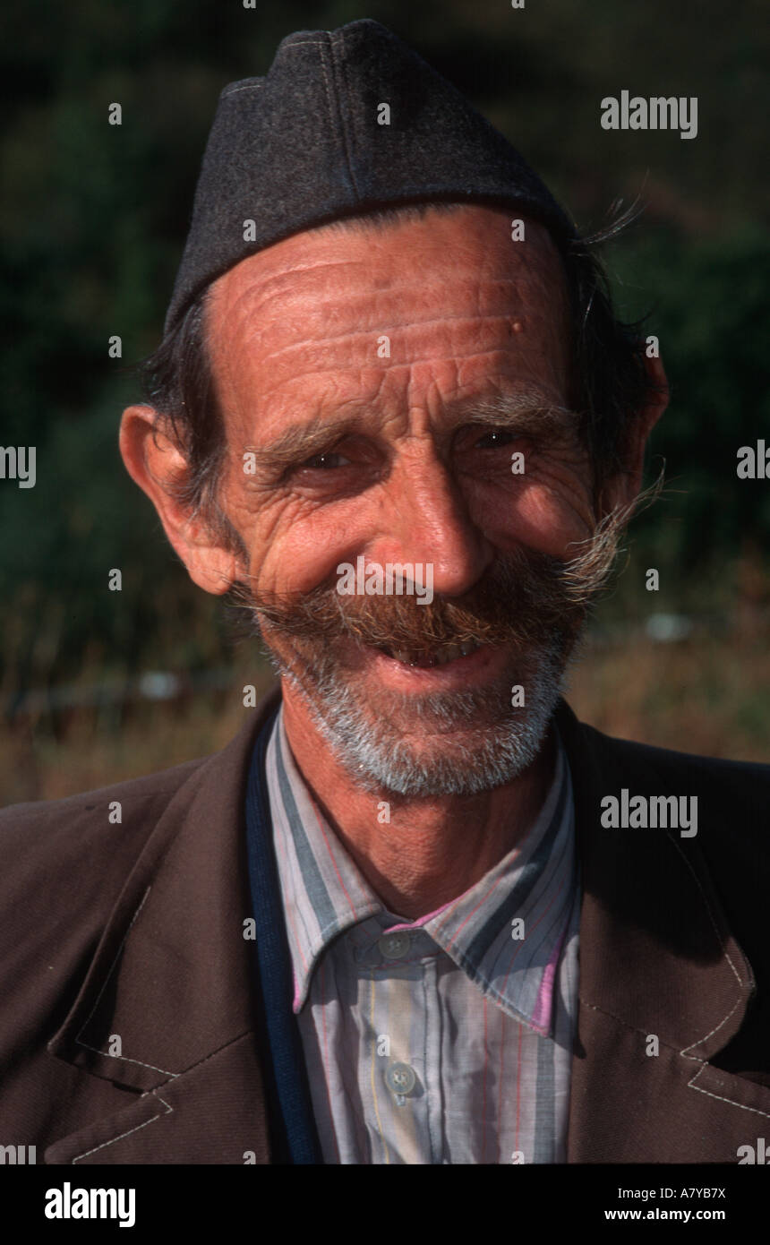 Robe serbe traditionnelle Banque de photographies et d’images à haute ...