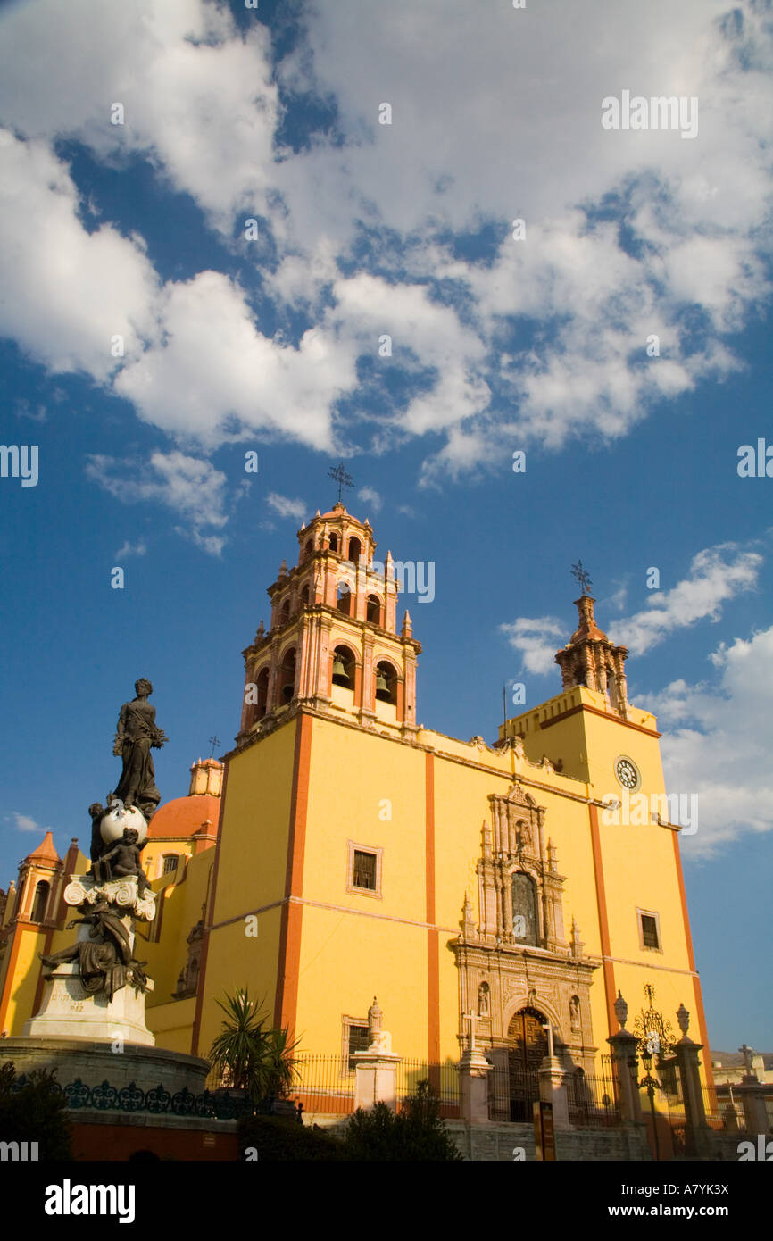 Basilique de notre dame de guanaj Banque de photographies et d’images à ...