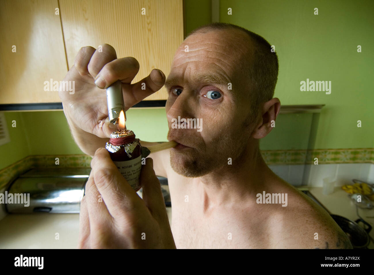 Man smoking crack cocaine sheffield Banque de photographies et d’images ...