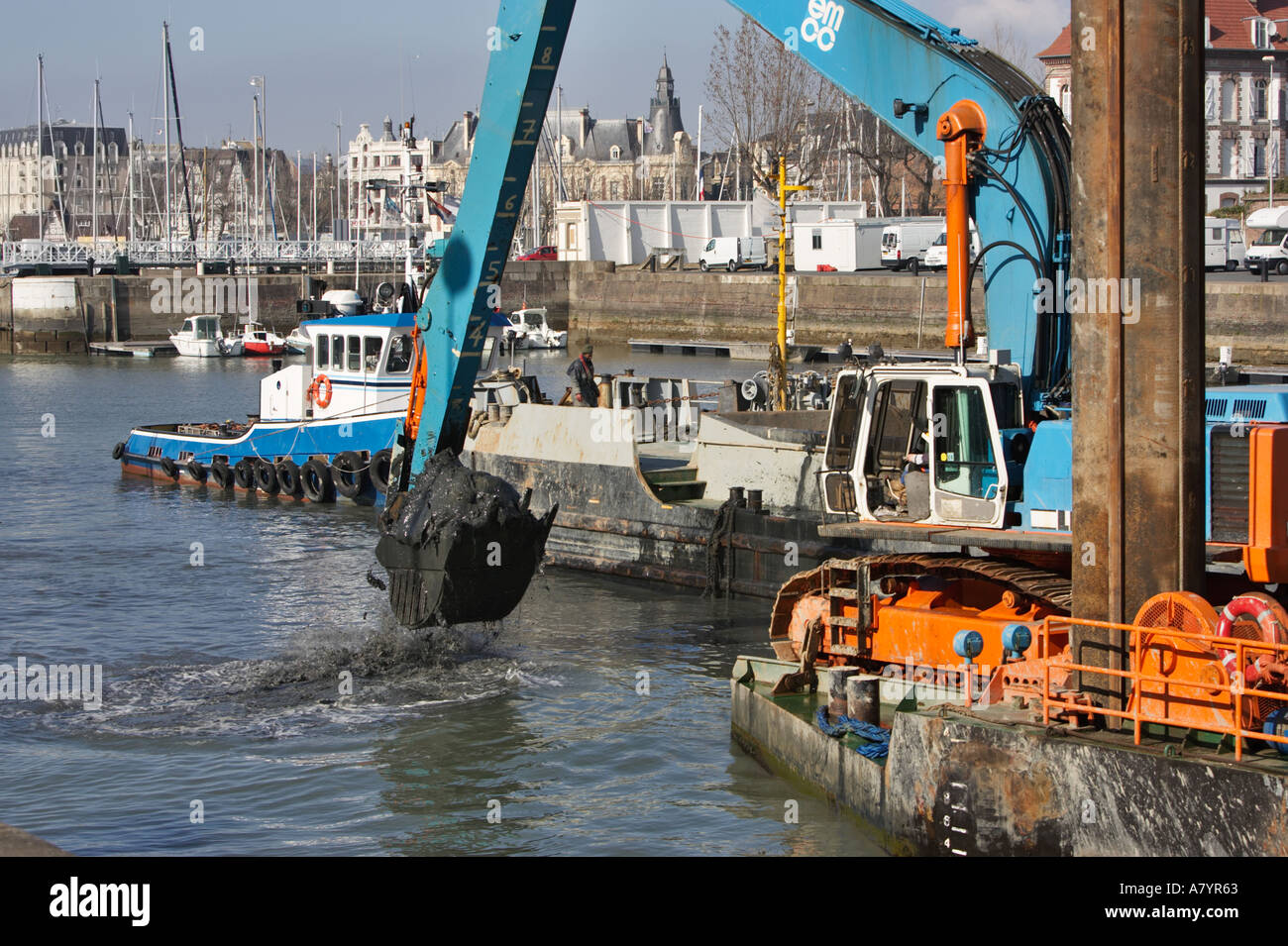 Le dragage de limon à partir d'une plate-forme dans le Bassin Morny à ...