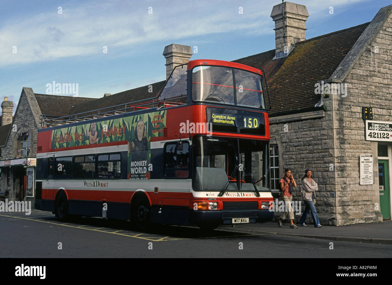 Un bus à toit ouvert attend à la gare routière de Swanage, Dorset Photo ...