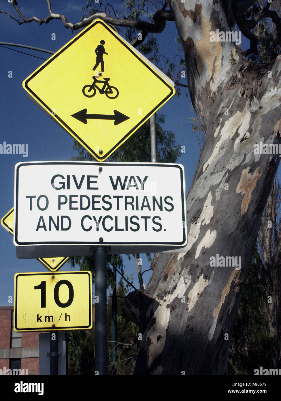 Shared path road sign Banque de photographies et d’images à haute ...