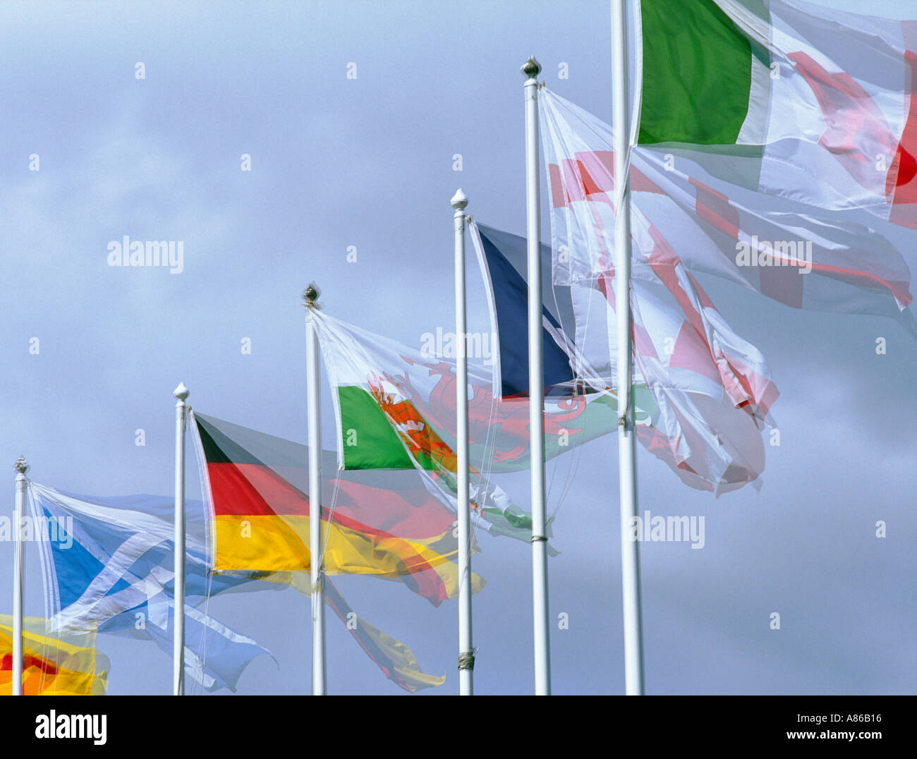 Motion blurred drapeaux nationaux flottant dans Breeze Photo Stock - Alamy