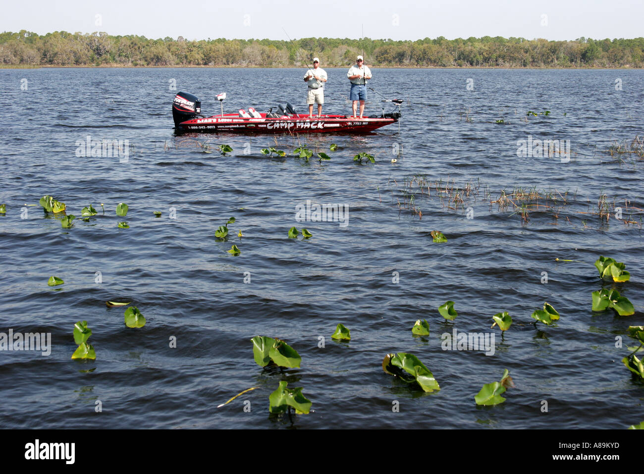 Camp Macks River Water Resort Bass Boat Banque d'image et photos - Alamy