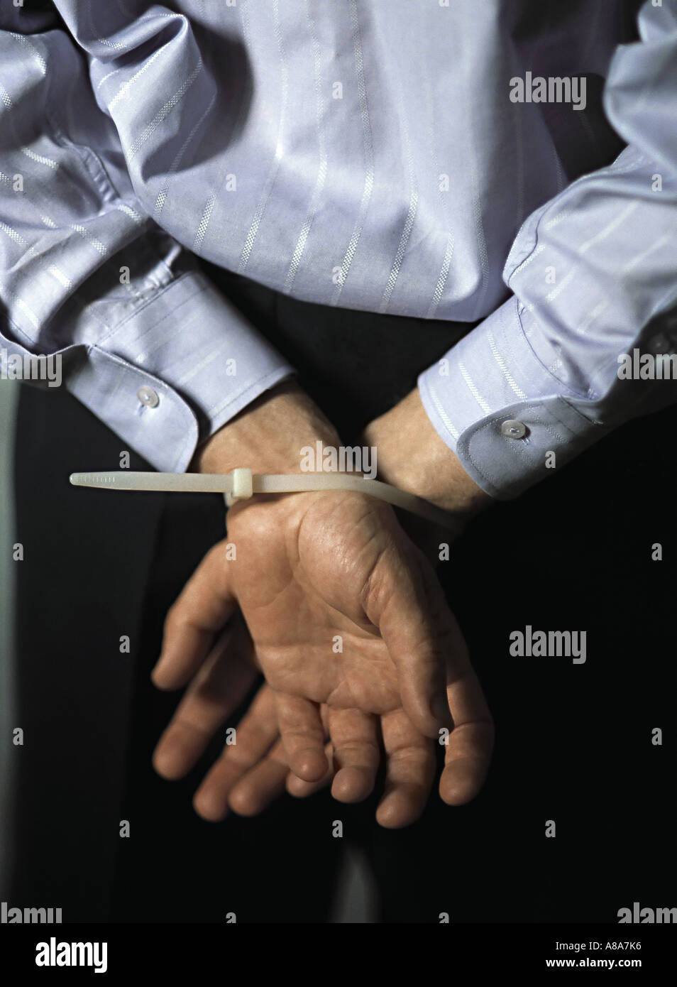 L'homme avec les mains liées Photo Stock - Alamy