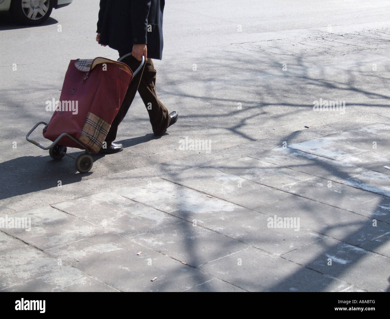 Old man pulling shopping trolley Banque de photographies et d’images à ...