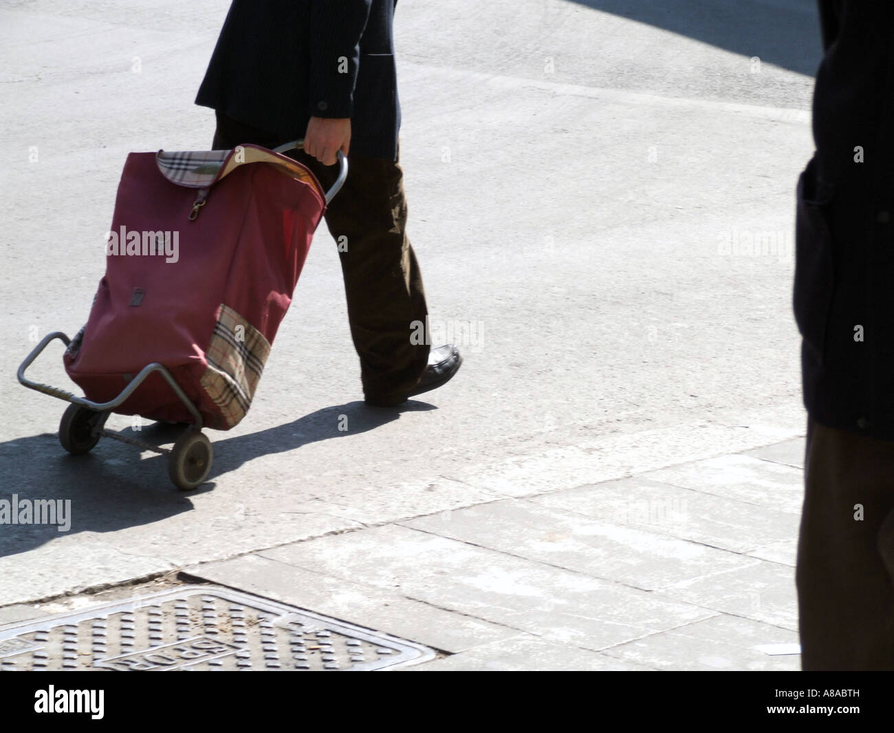 Old man pulling shopping trolley Banque de photographies et d’images à ...
